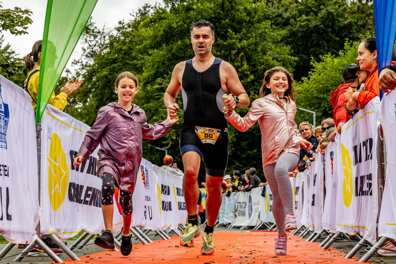 FOTO: Au înotat în lacul de la Zoo, au alergat în Muzeul Satului și au ...